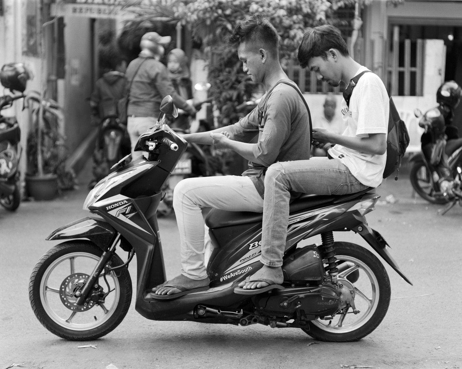 Photographer Removes Phones from Photos to Expose our Addiction ...